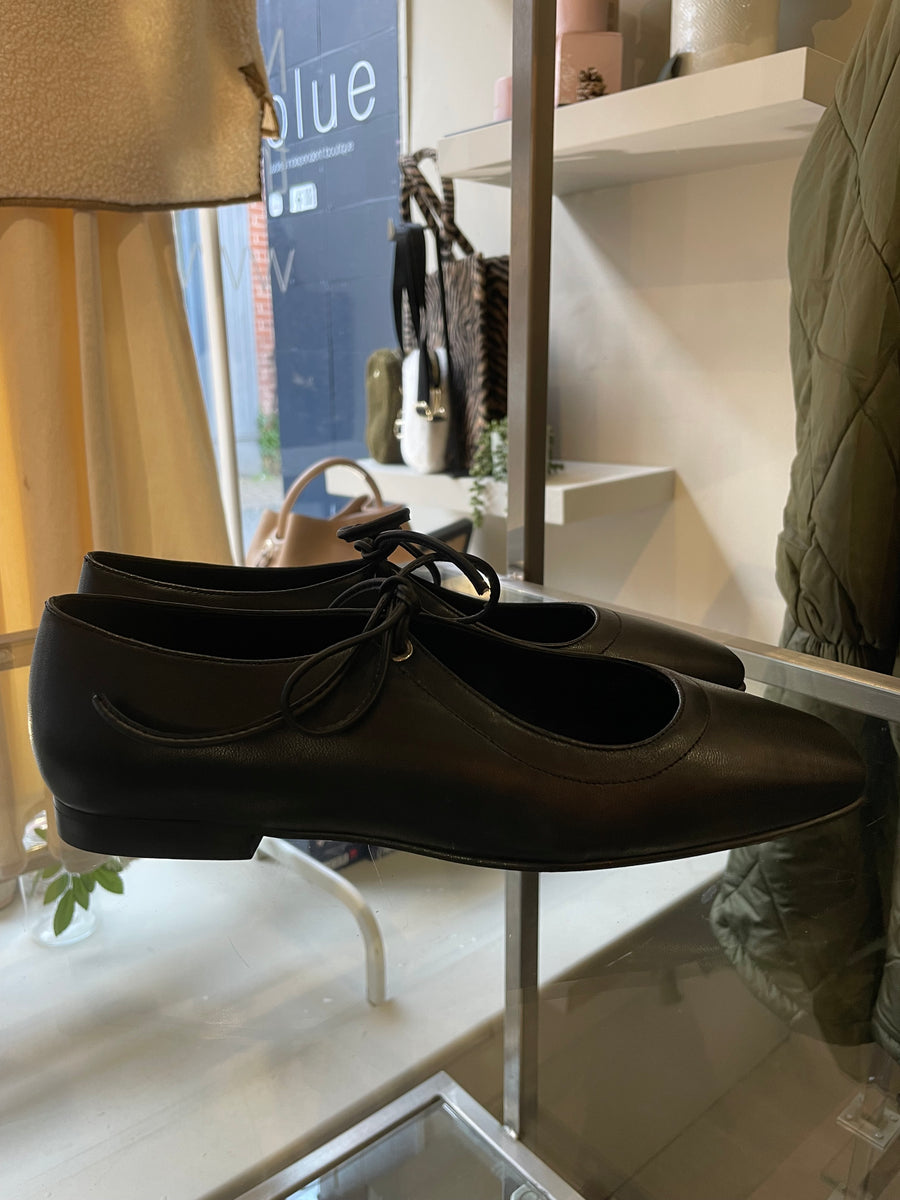 Dansi Tie Front Ballet Shoe in Black Leather – blue Saffron Walden